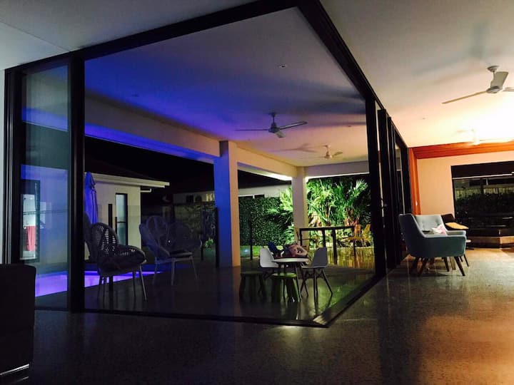 Large Master Suite With Ensuite In Beautiful Home - Cairns