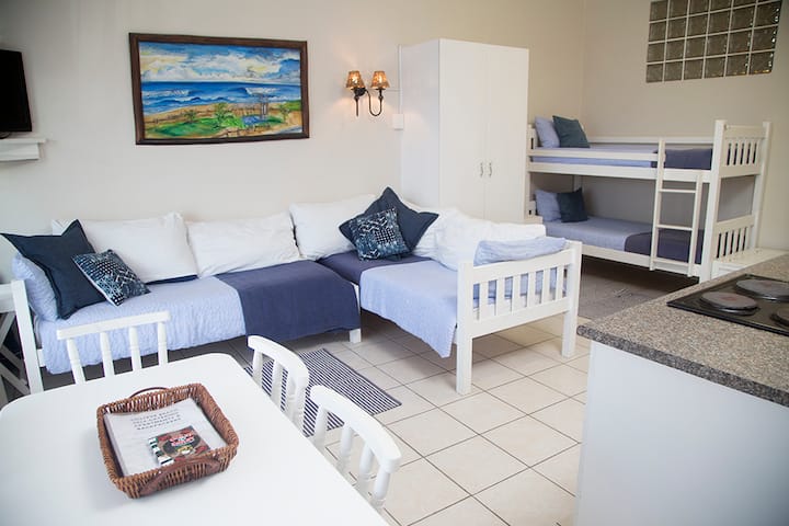 Shorebreak Beach Cottage. Seaviews! Sleeps 4-6 - Durban