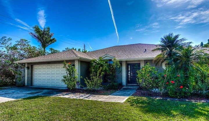 4 Bedroom 3 Bath Bradenton, Fl Home With Pool! - Bradenton, FL