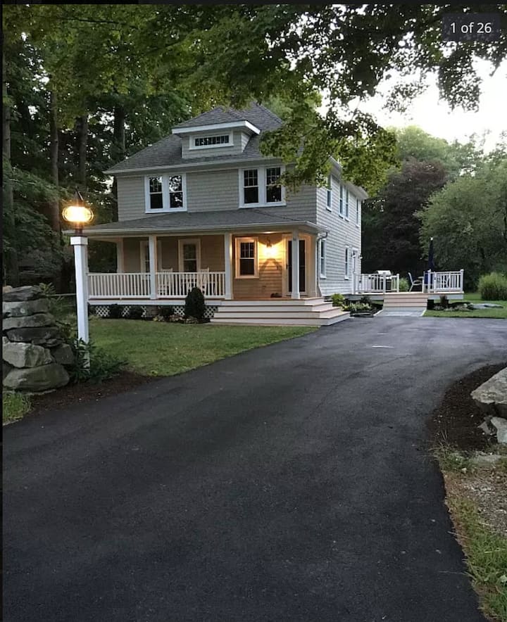 Adorable 3 Bedroom House Centrally Located - Rhode Island