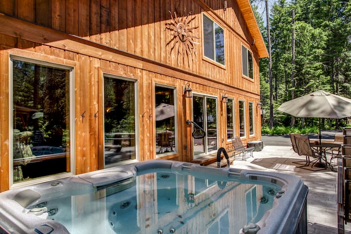 8 Bedrooms / Theater / River Access / Hot Tub - Plain, WA