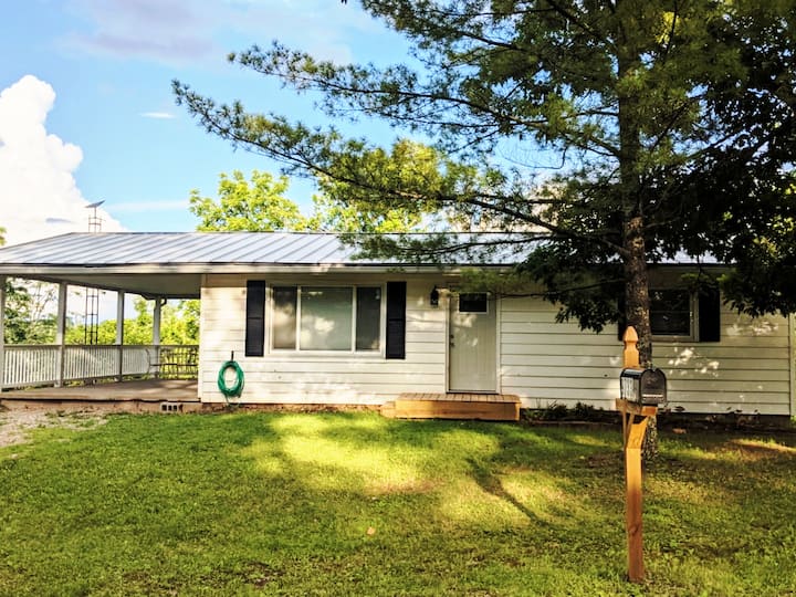 Beautiful Ridgetop Home Close To Uptown Athens! - Athens, OH