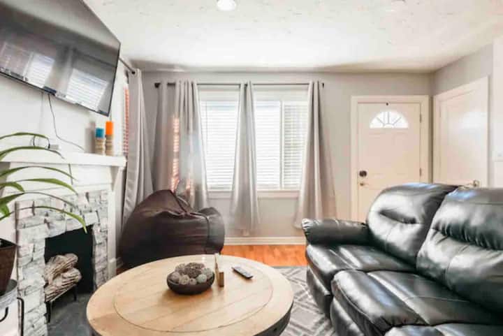 Charming, Modern 3br Retreat Near Uab & Downtown - Birmingham, AL