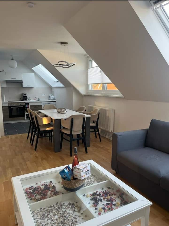 Moderne Dachgeschosswohnung In Berlin-tempelhof - Berlin