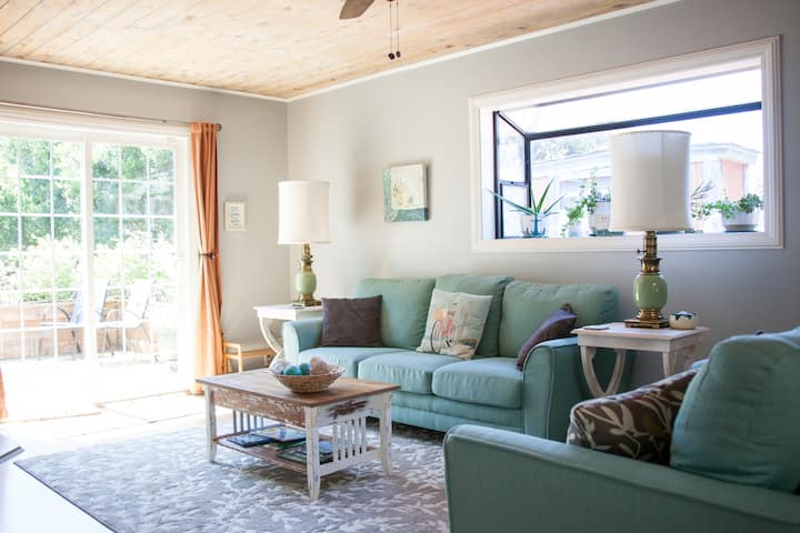 Sea-renity Palm Cottage- 2 Blocks To Sea, Hot Tub - Crescent City, CA