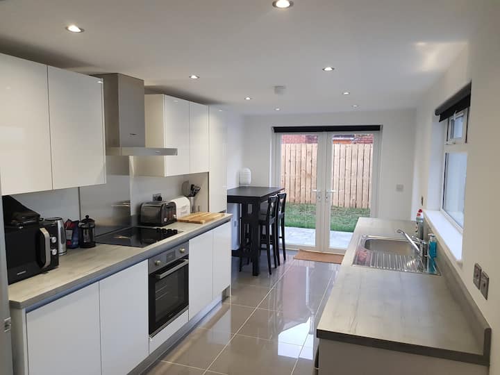 Spacious Family Home, Wifi, Great Transport Links - Belfast