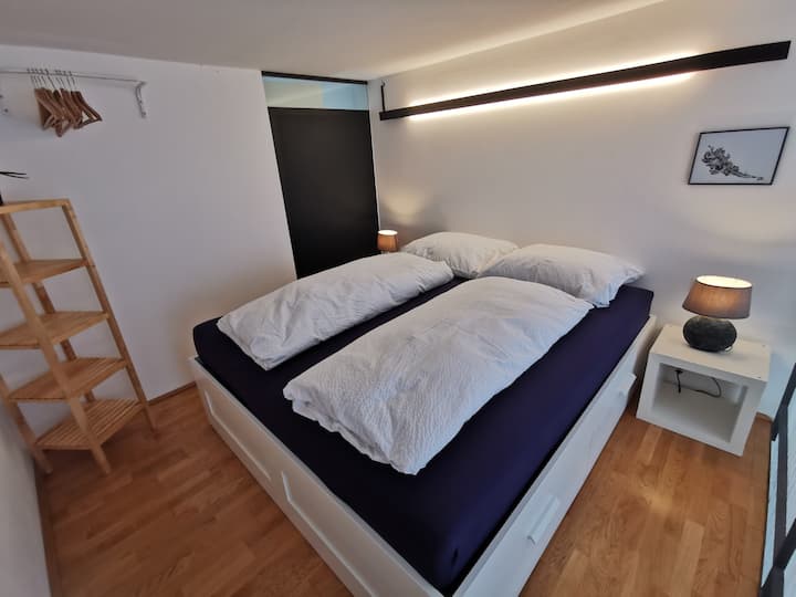 Helles Zimmer Mit Galerie In Zentraler Lage - Innsbruck