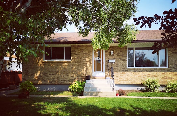 Blast From The Past Basement Bachelor Pad - Winnipeg