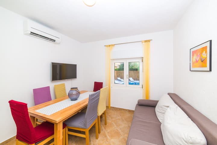 Caluna, 2 Bedroom Apartment With A Heated Pool - Podstrana