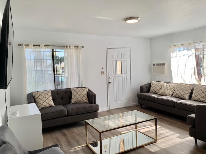 Spacious Apartment Unit 2b/1b Near Usc - Inglewood, CA