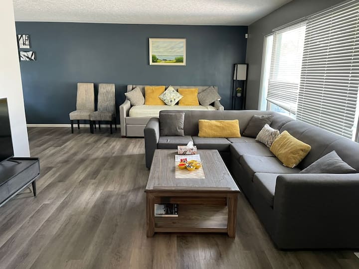 Thesunshine: Bright And Peaceful 2 Bedroom Home - Saskatoon