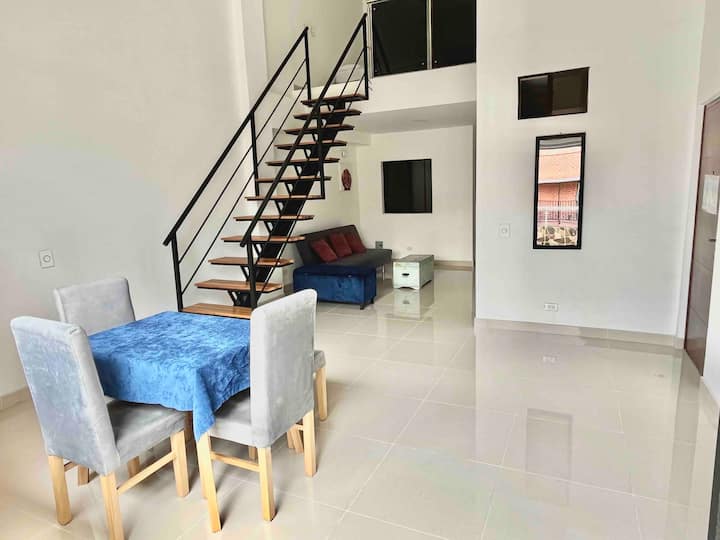 Moderno, Amplio Y Limpio Para Familias - Medellín