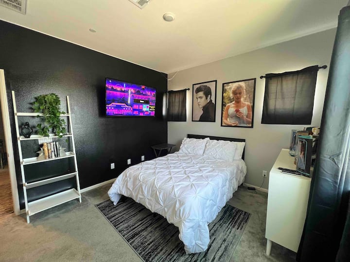 Crisp & Clean 50s Themed Private Suite Retreat - Victorville, CA