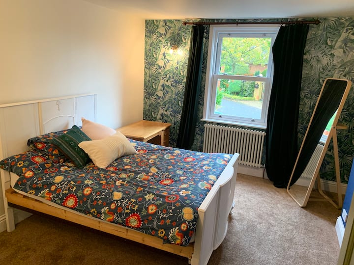 Beautiful Double Bedroom In A Cosy Country Home. - Corby