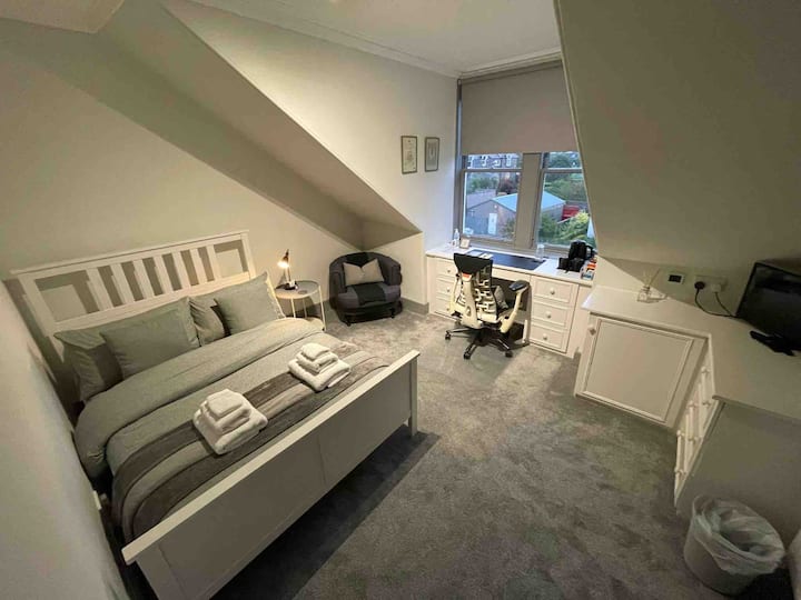 Private Bedroom And Bathroom In Terraced House. - Aberdeen