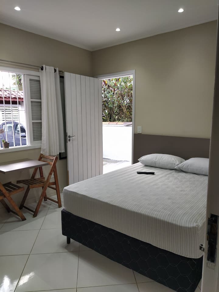 Kitnet N° 5, Para Casal (Quintal Compartilhado) - Bertioga