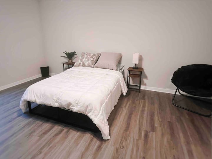 Updated Room With Private Bathroom - Jackson, MI