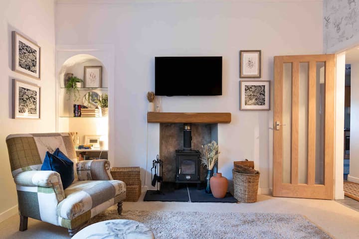 Tartan Terrace: Cosy Home With Wood Burning Stove - Inverness