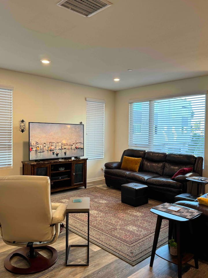 Modern Family Townhome • 5 Beds • 2-car Garage - Parkwest Bicycle Casino