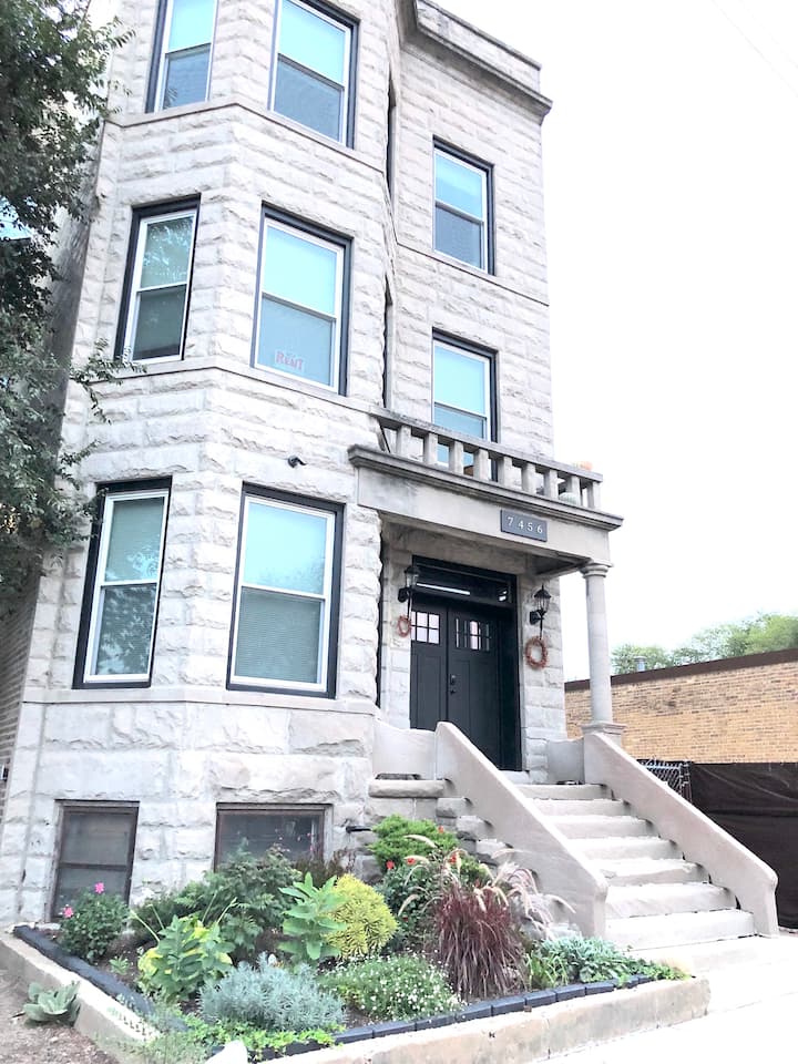 Soft Palate & Warm Bricks At A Rogers Park Home - Skokie, IL