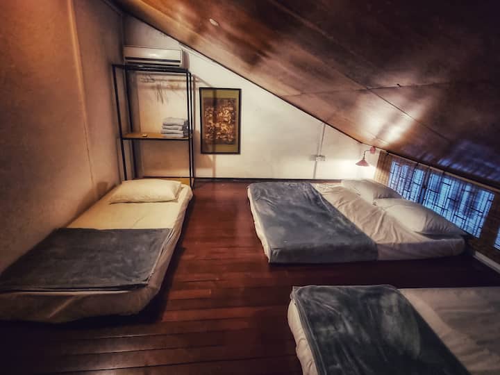 Family Room 11 @Threehouse Bed And Breakfast - Kuching