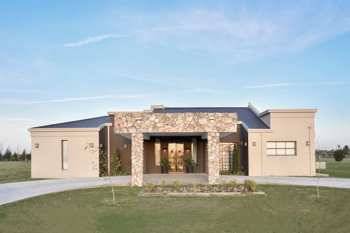Fabulosa Y ÚNica Casa 25 Sauveterre Olavarría. - Olavarría