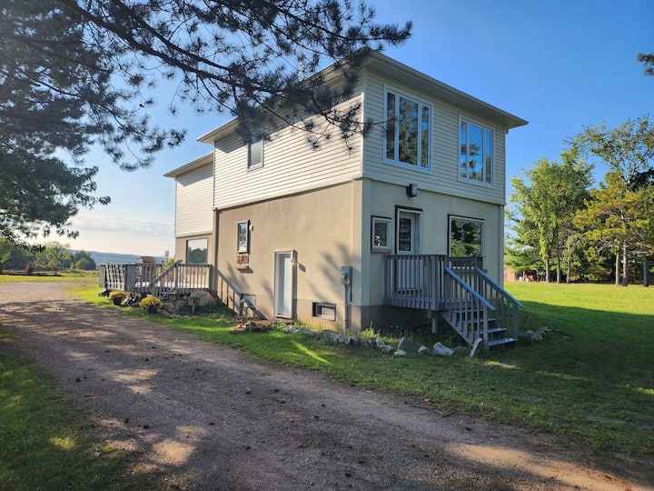 House On The Madriver/4 Bdrm/6 Beds/ac/wifi - Creemore
