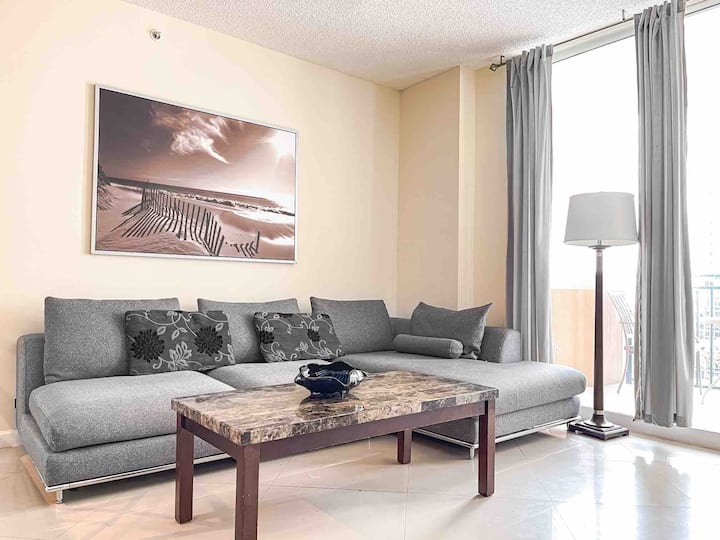 Coastal Escape • Sleeps 6 • Walk To Beach - Sunny Isles Beach, FL