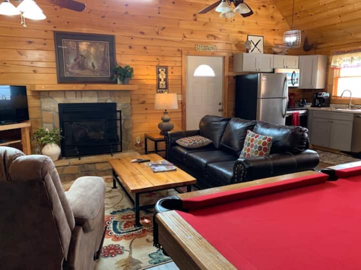 Falling Rock-walk To Parkway-hot Tub, Pool Table - Pigeon Forge, TN