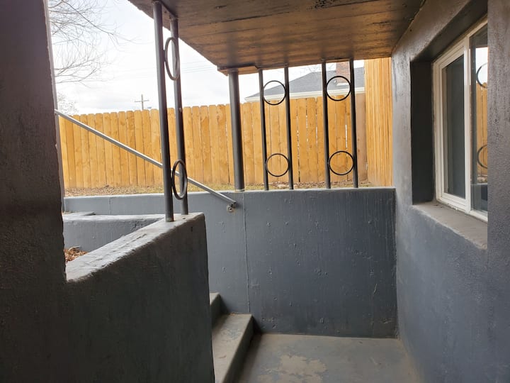 Cozy Basement Unit With Plenty Of Parking! - Tracy Aviary & Botanical Gardens