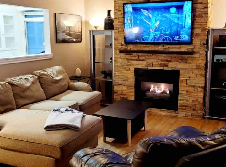 Great Location - Vintage Exec 3 Bedroom Bungalow - Alberta