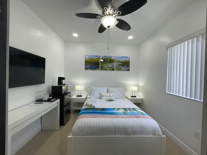 Luxury Room #3 Near Everglades & Florida Keys - Homestead, FL