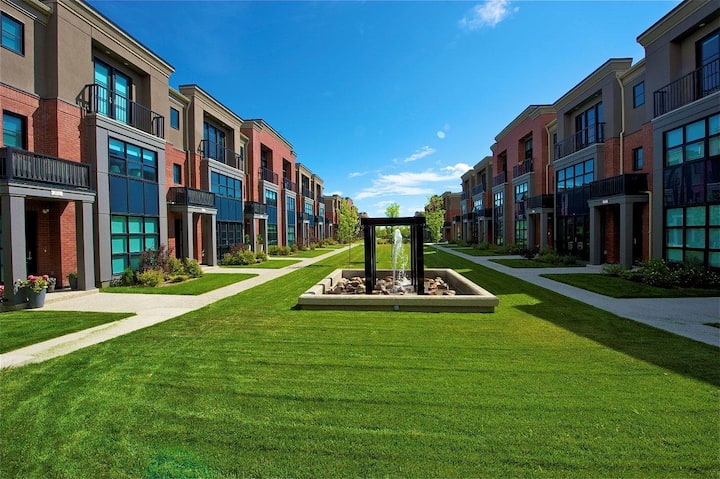 Luxury Soho Living In Aspen Calgary - Calgary