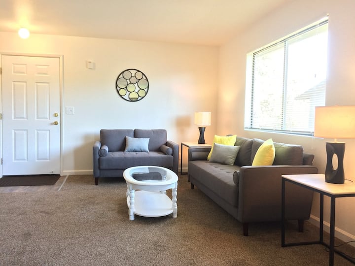 Light, Bright And Lovely 2 Bedroom - 30 Day Stay - Redding, CA