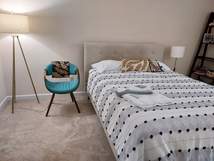 Corner Condo W/ Stunning Sunlight! - Rockville, MD