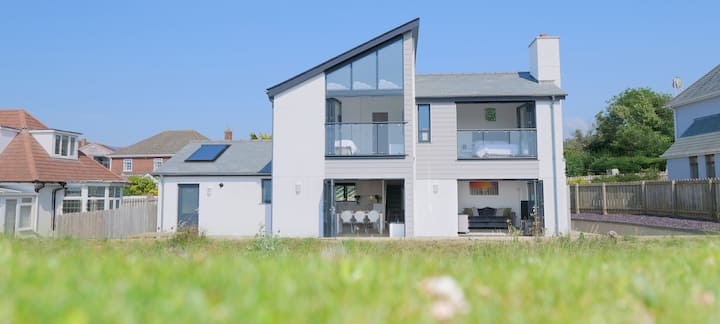Walk To The Beach From This Modern, Spacious Home - Bude