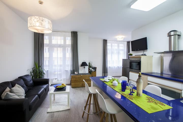 54 Sqm Apartment With Balcony - Praga