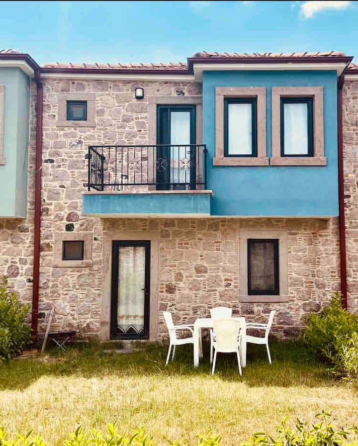 Mavi Dubleks Taş Ev - Bahçeli - Havuzlu - Wi-fi - Ayvalık