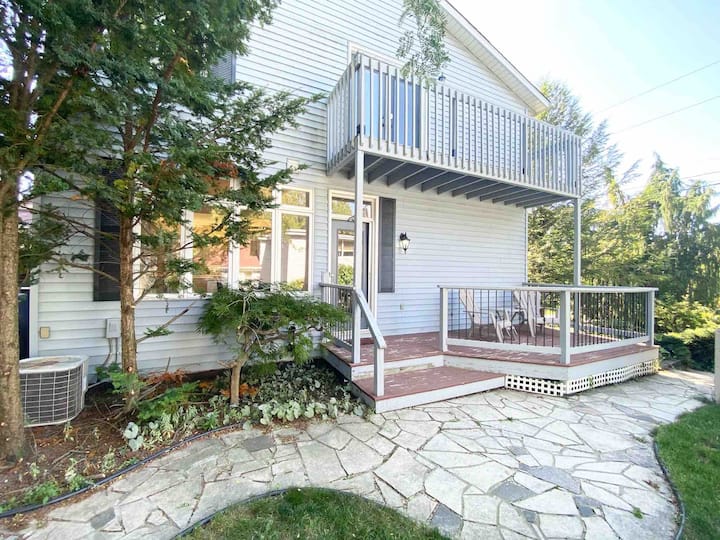 Cozy Sunny Main Floor Guest Suite Near Rbg - Burlington