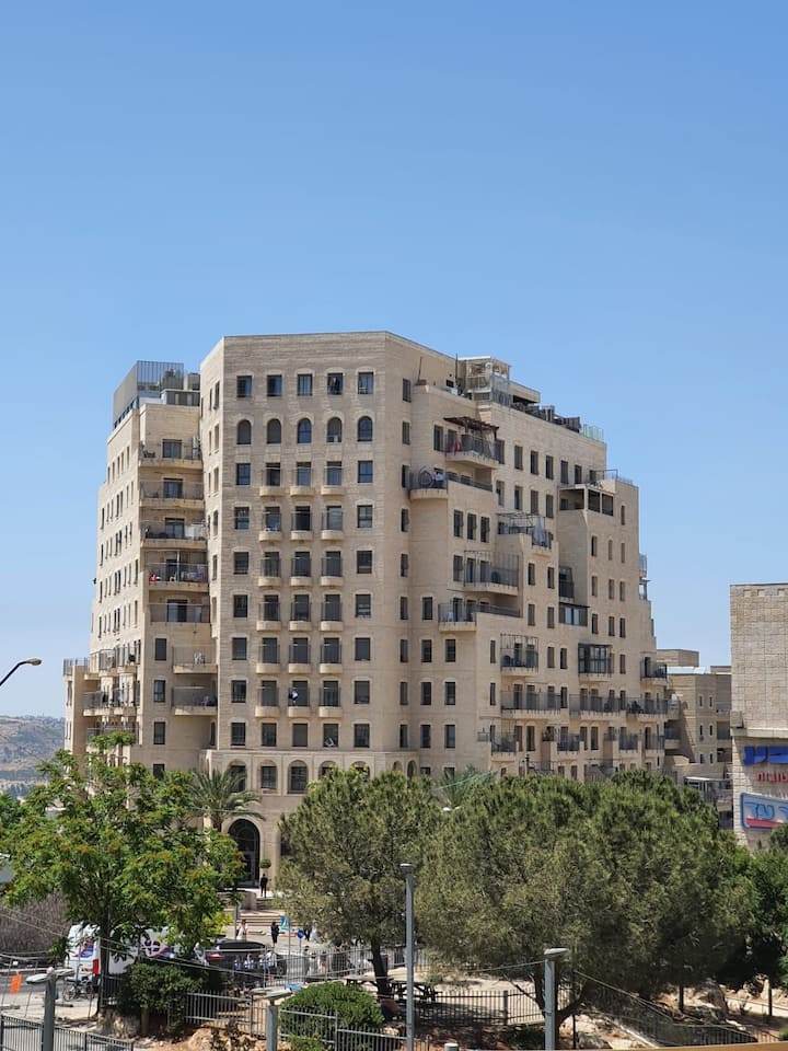 Beautiful Large 3 Bedroom , 1550 Sqf Apartment! - 