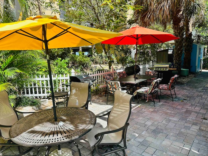 Blue Water Beachside Suite 4 - Indian Rocks Beach, FL