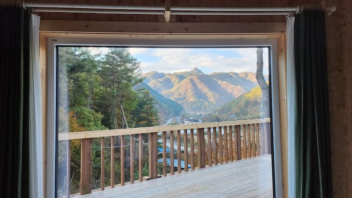 서나와 할아버지 통나무집_달님 - South Korea