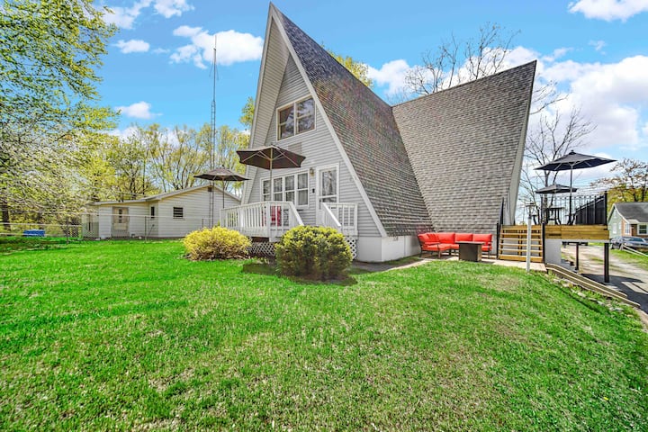 A-frame Getaway In Culver - Lake Maxinkuckee, IN