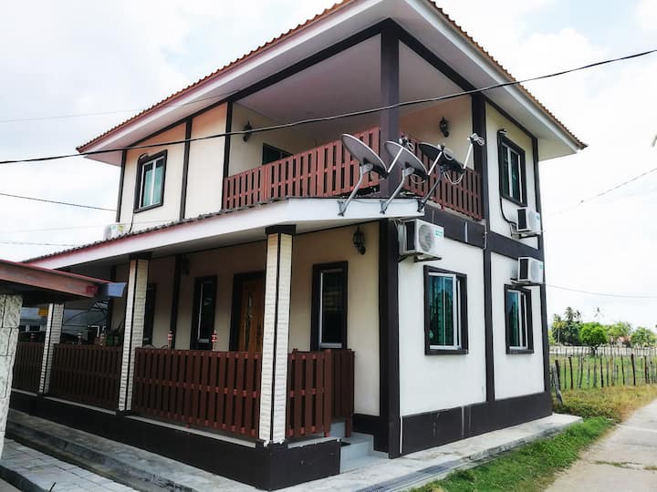 Haji Hassan Guesthouse - Paddy Room 1 (Top Floor) - Langkawi