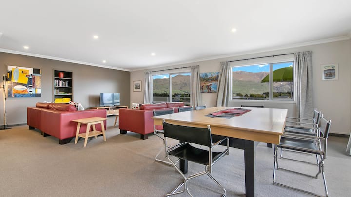 Mount Iron 'The Big House' 2 Kitchens/2 Living - Wanaka