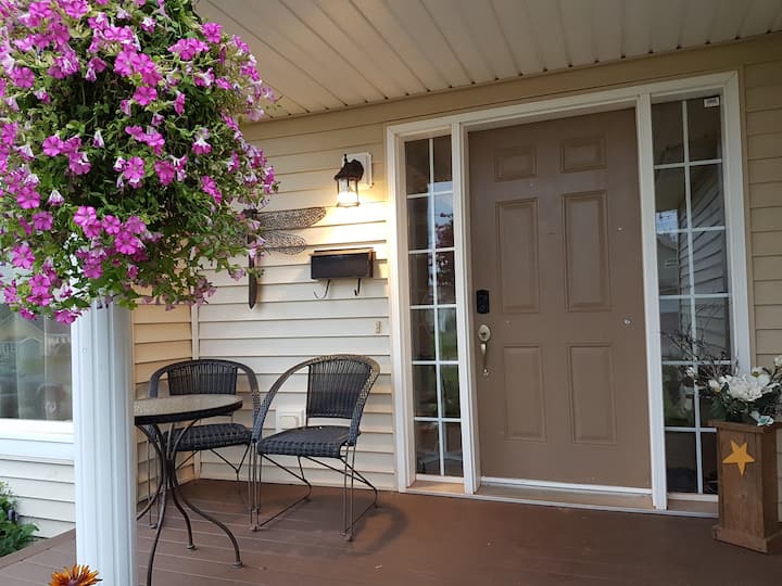 Gordon Gay Getaway  Heated Pool & Hot Tub. - 샬럿타운