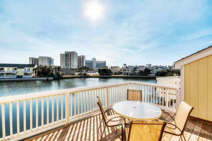 Beautiful Lakefront View! 5 Mins Walk To The Beach - Destin, FL