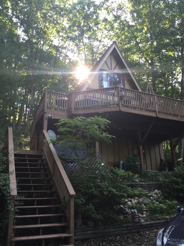 Treehouse, amazing deck view, nearby river access - Cabins for Rent in ...