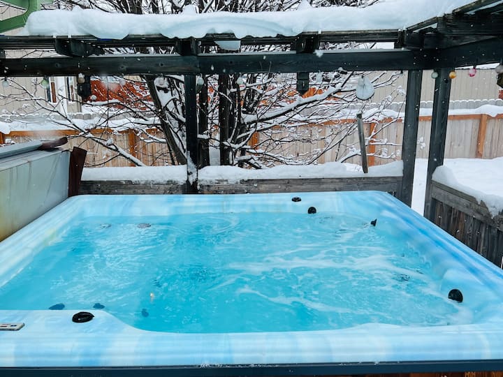 Cozy Ranch House With Hot Tub, 3 Bdrms And 2 Baths - Anchorage, AK