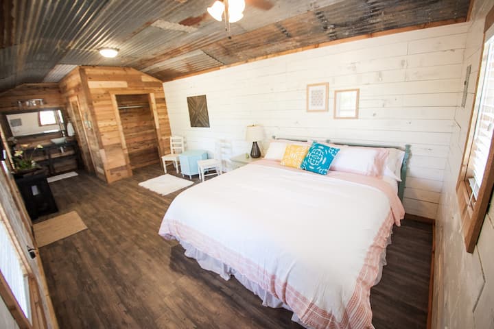 The Drip Inn - The Cabins At Onion Creek - Dripping Springs, TX